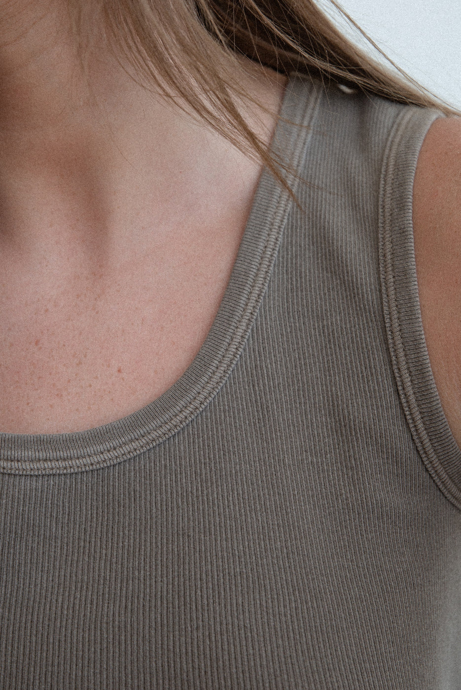 MALIBU CROP TANK in AGED BROWN RIB – Elwood Clothing
